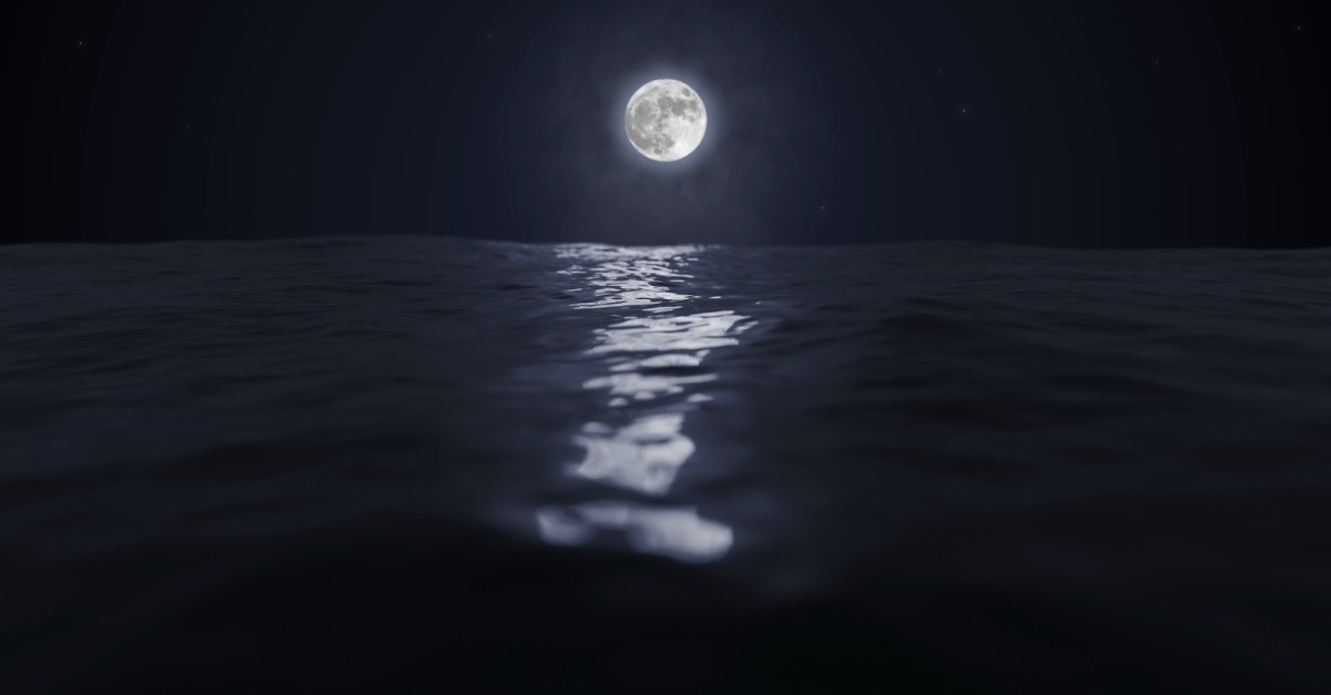 Linda lua clara refletindo no oceano ou céu noturno do mar com estrelas LOOP 4k.mp4