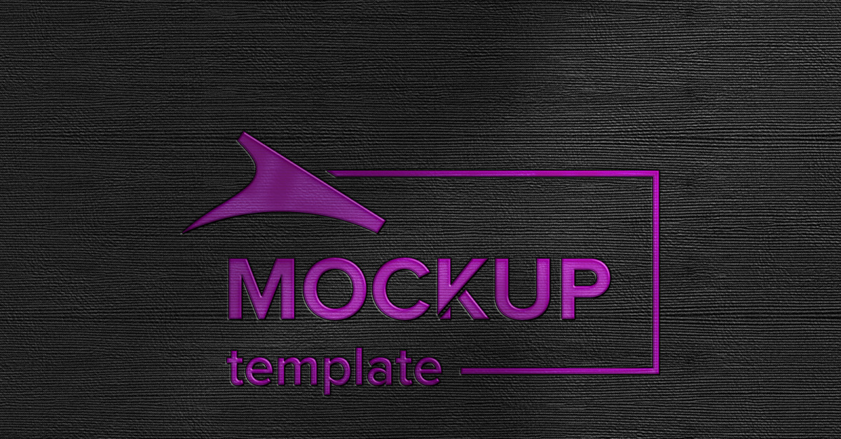 Maqueta de logotipo en relieve morado y fondo de textura de tela negra
