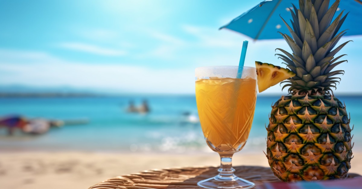 Boisson à l'ananas dans un verre à cocktail et scène de plage de sable 116