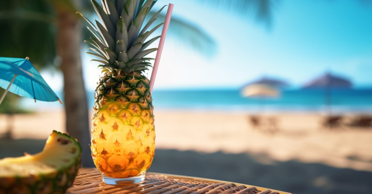 Boisson à l'ananas dans un verre à cocktail et scène de plage de sable 128