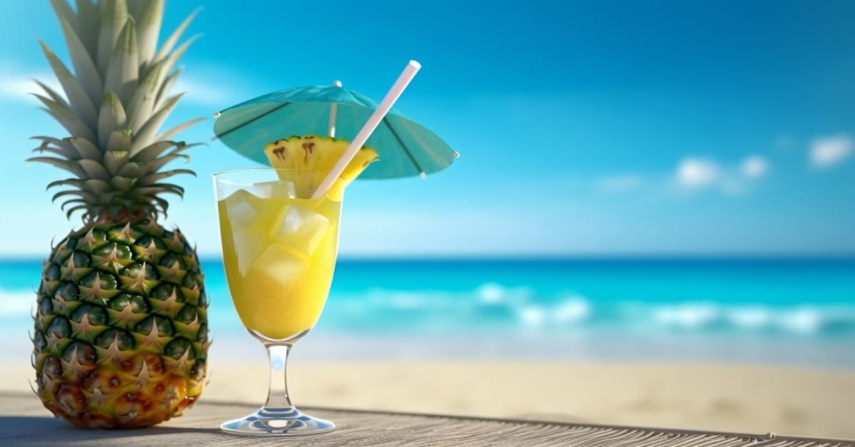 Boisson à l'ananas dans un verre à cocktail et scène de plage de sable 129