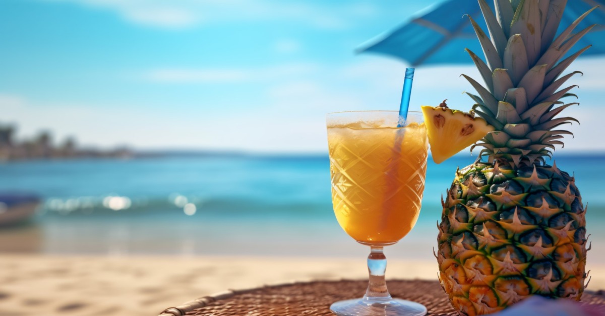 Boisson à l'ananas dans un verre à cocktail et scène de plage de sable 130