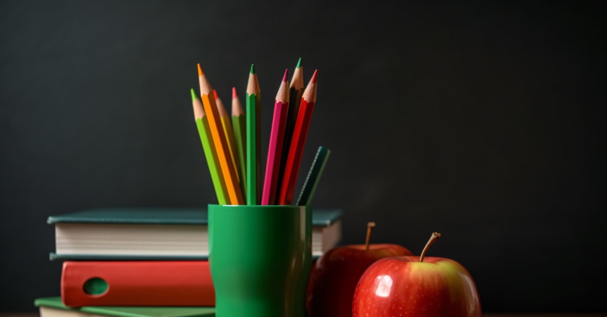 Fournitures scolaires crayon coloré 140 - TemplateMonster