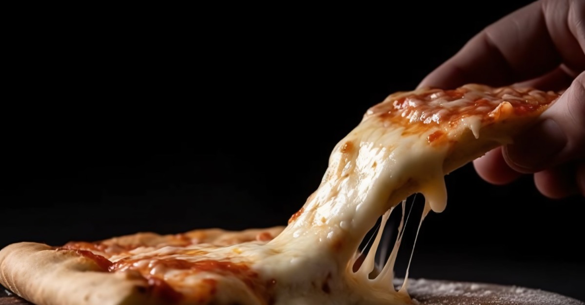 Prendre une tranche dans un lève-pizza de pizza au fromage chaud 29