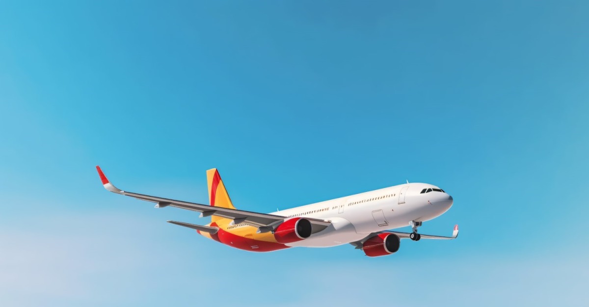 Avión moderno volando en el hermoso cielo 273