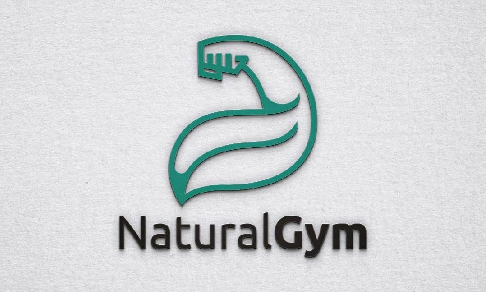 Modèle de logo de gym à main forte et musclée avec feuille naturelle verte